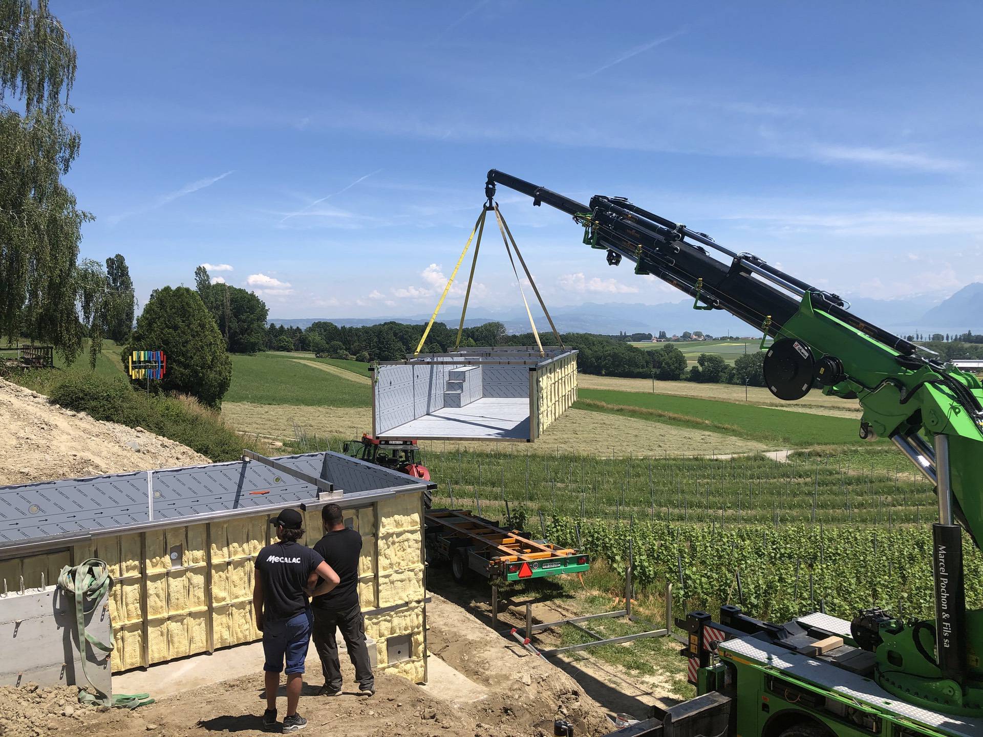 Un bassin inox en plein champ - Nicollier