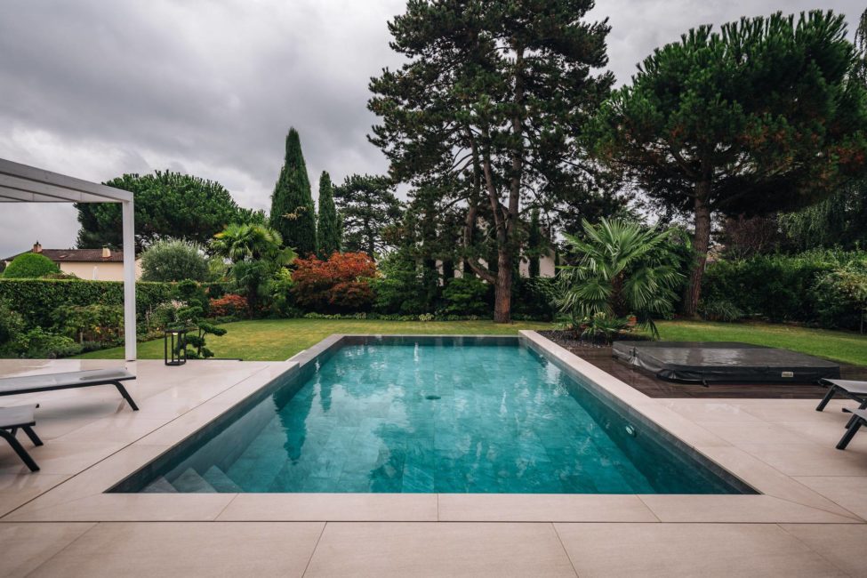 Une piscine pour gérer les différentes hauteurs du jardin - Nicollier